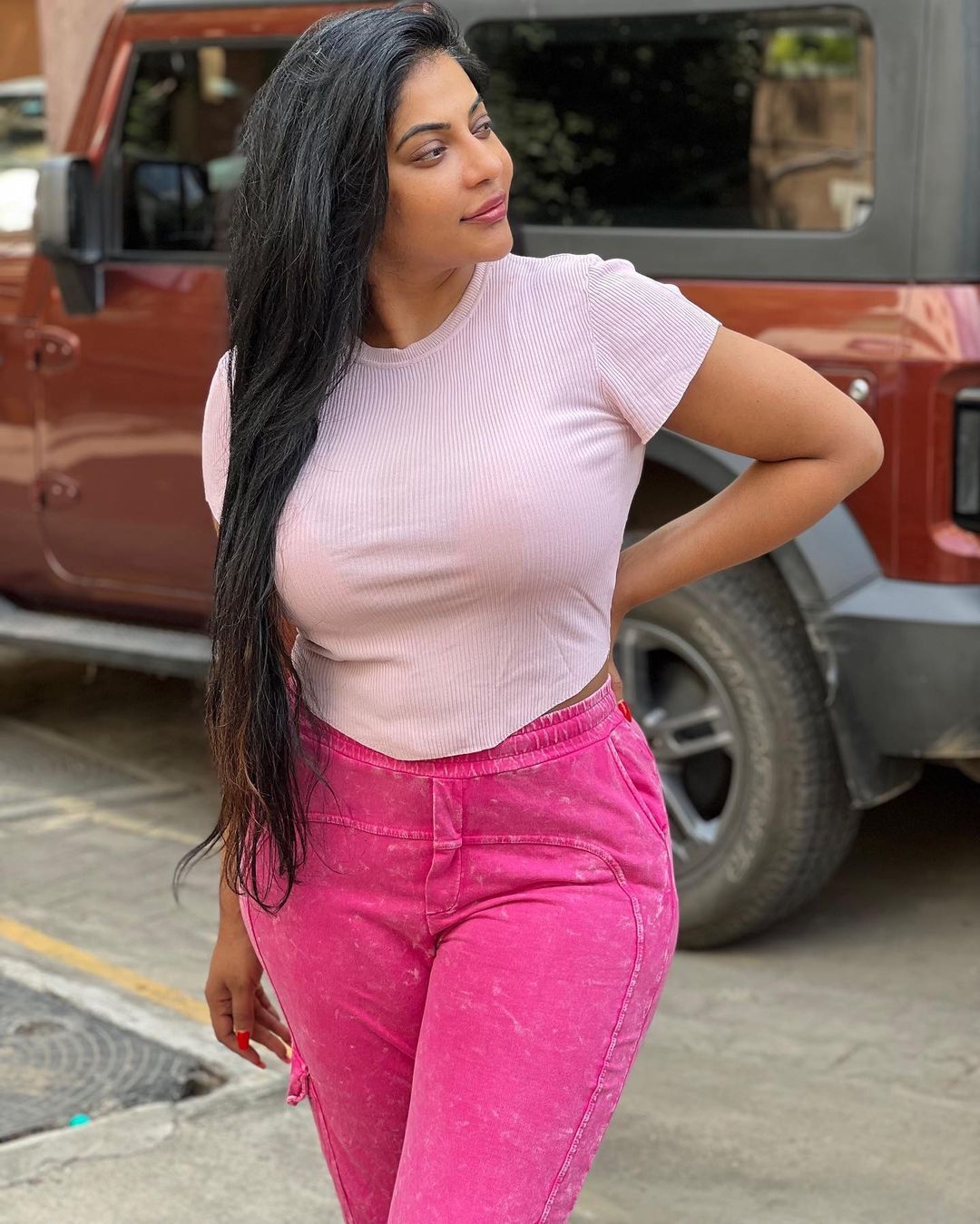 PHOTOS: இடுப்பு டாட்டூ.. நாற்காலியில் அப்படி உட்கார்ந்து ஹாட் போஸ் ...