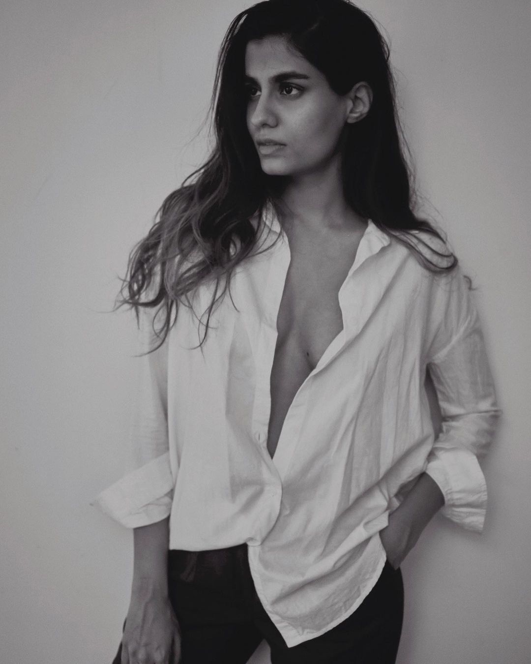 தூள் கிளப்புறாங்களே.. துணி இல்லாமல் போஸ் கொடுத்த துல்கர்சல்மான் ஹீரோயின்.. இதெல்லாம் ரொம்ப ஓவர் ...