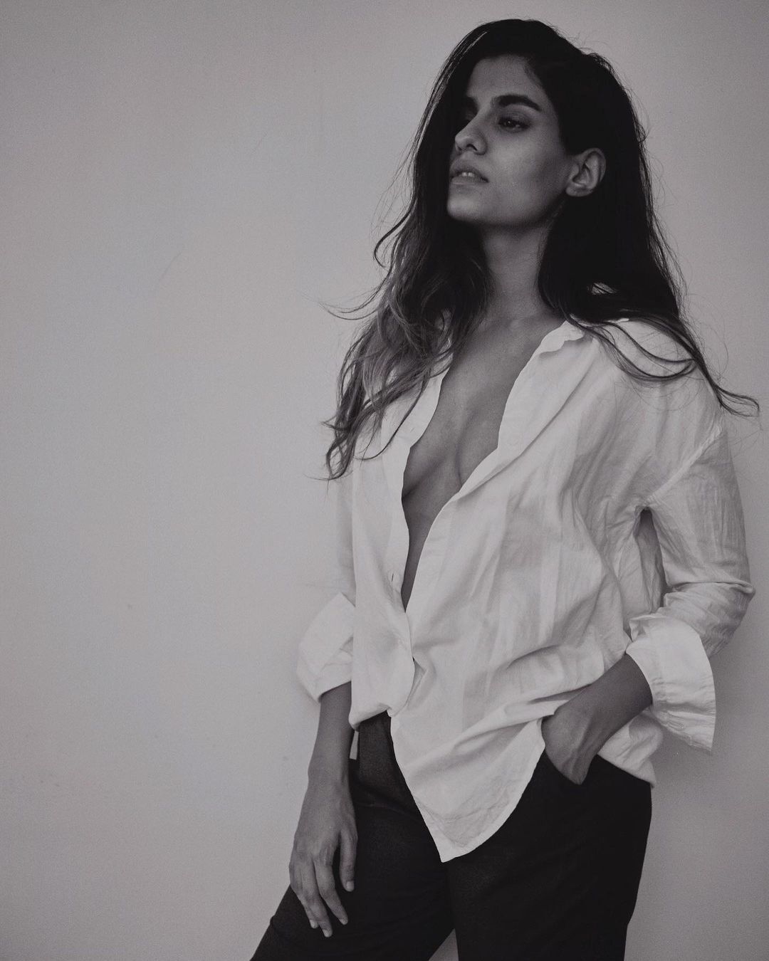 தூள் கிளப்புறாங்களே.. துணி இல்லாமல் போஸ் கொடுத்த துல்கர்சல்மான் ஹீரோயின்.. இதெல்லாம் ரொம்ப ஓவர் ...