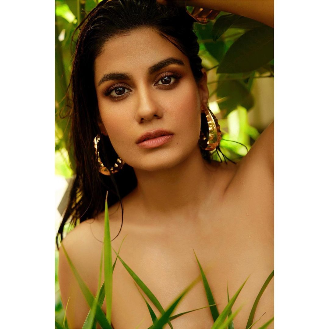 தூள் கிளப்புறாங்களே.. துணி இல்லாமல் போஸ் கொடுத்த துல்கர்சல்மான் ஹீரோயின்.. இதெல்லாம் ரொம்ப ஓவர் ...