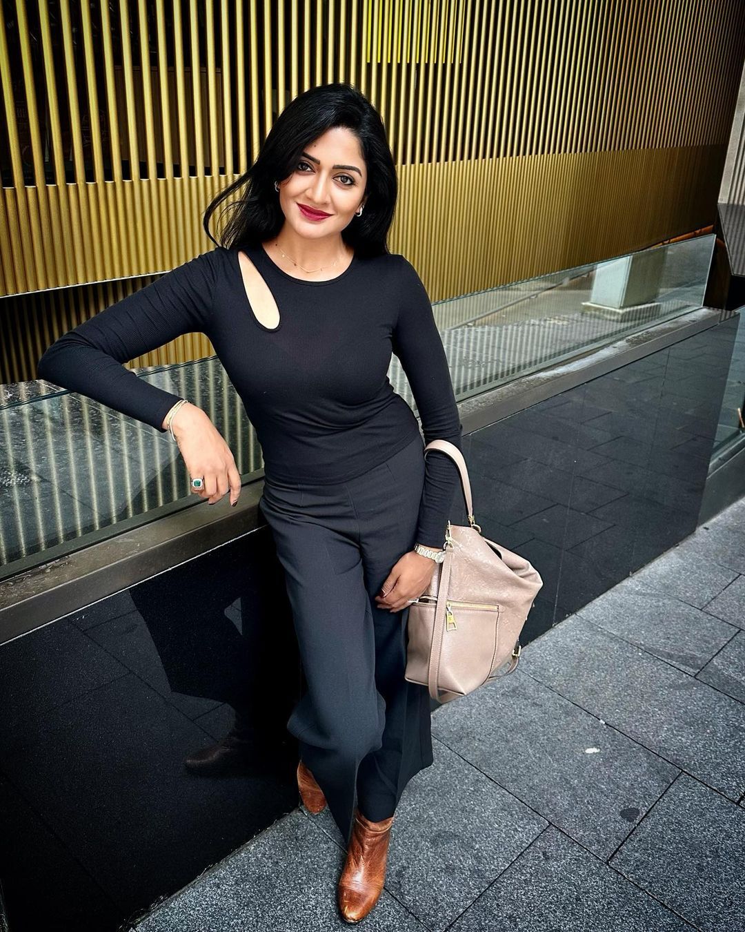 PHOTOS: 41 வயதில் உள்ளாடை தெரிய டிரான்ஸ்பரன்ட் உடையில் கிக்கேற்றும் ...