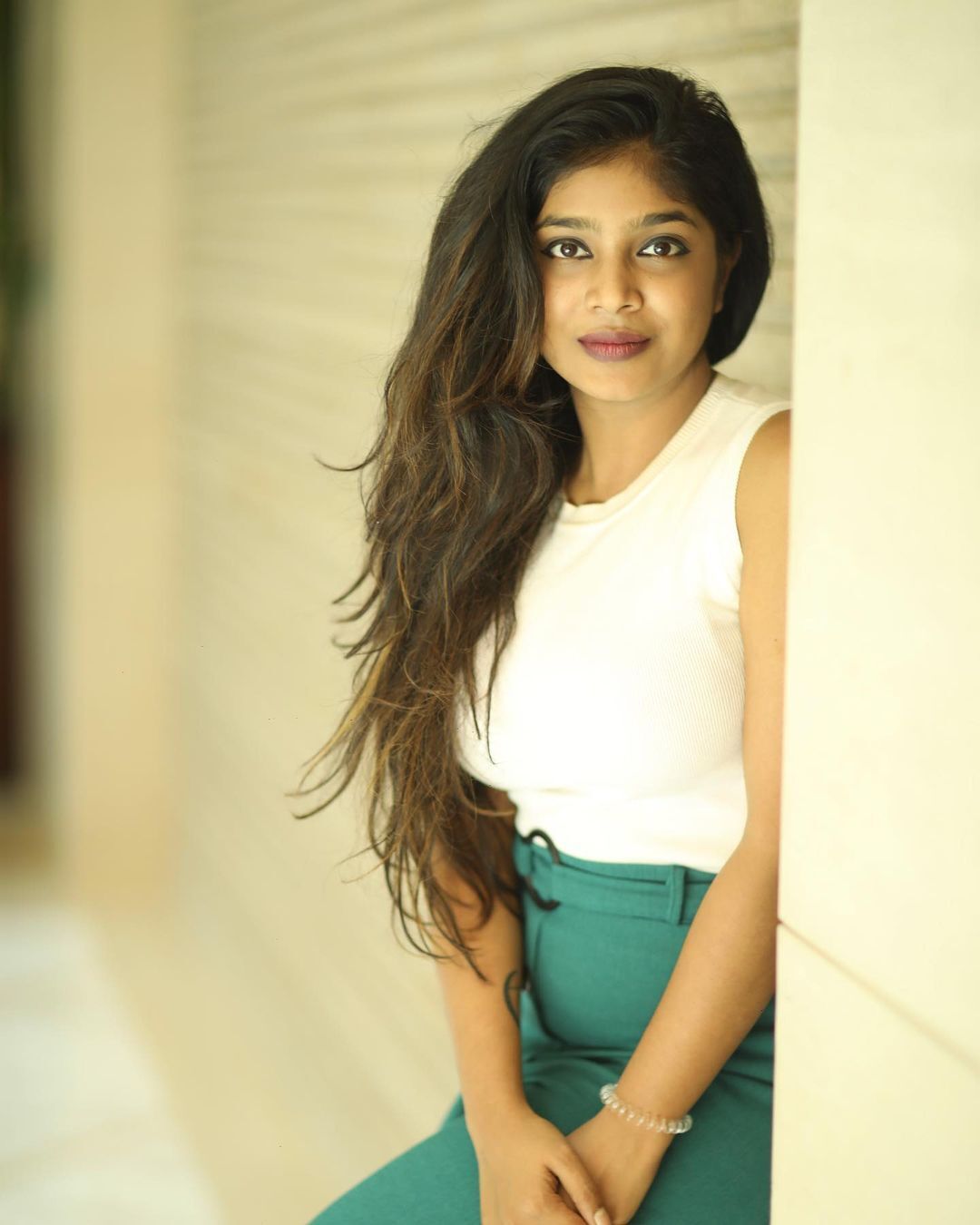 PHOTOS: ப்பா.. கையில ரெண்டு.. கழுத்துல ஒண்ணு.. ரொம்ப தில்லான பொண்ணு ...