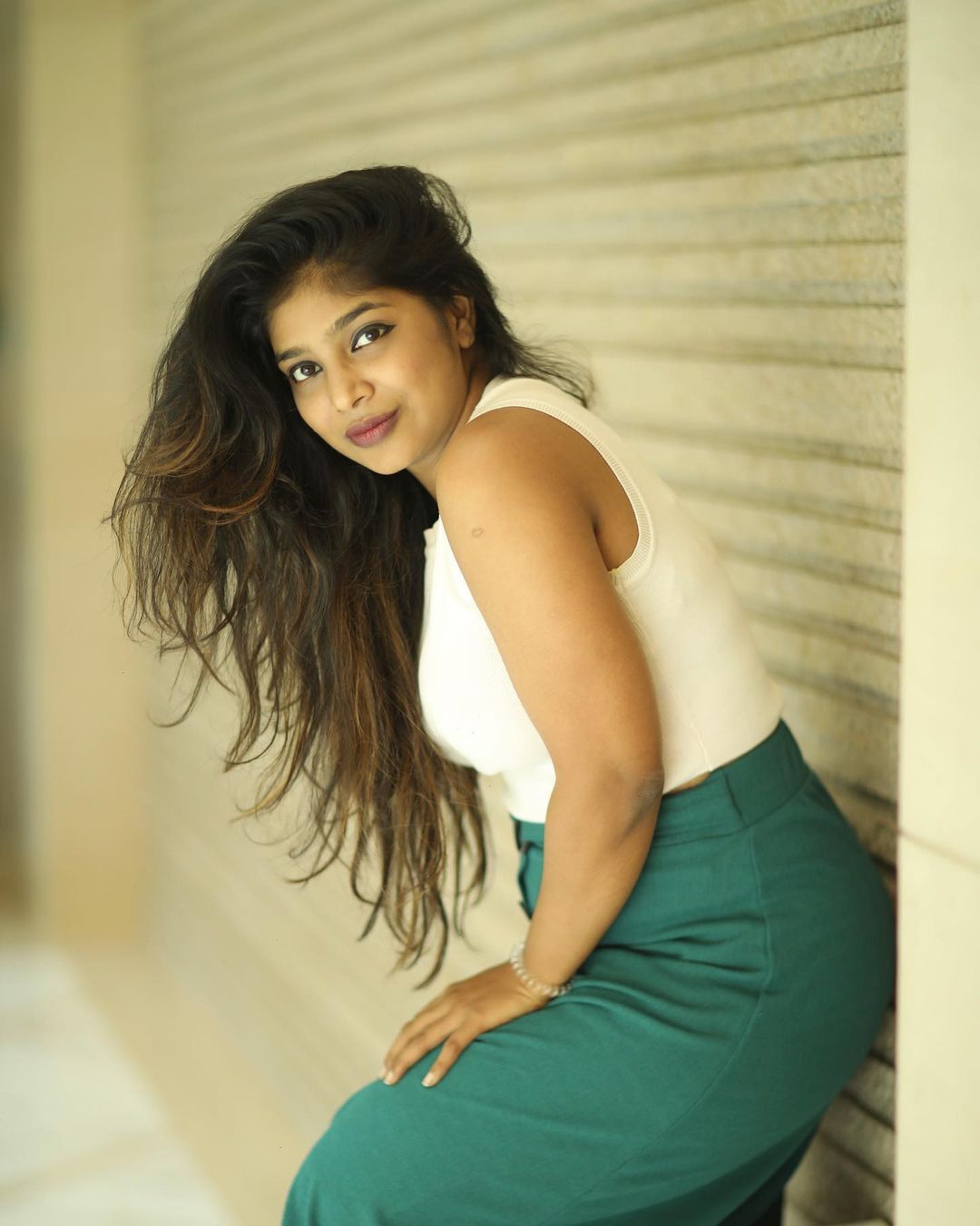 PHOTOS: ப்பா.. கையில ரெண்டு.. கழுத்துல ஒண்ணு.. ரொம்ப தில்லான பொண்ணு ...