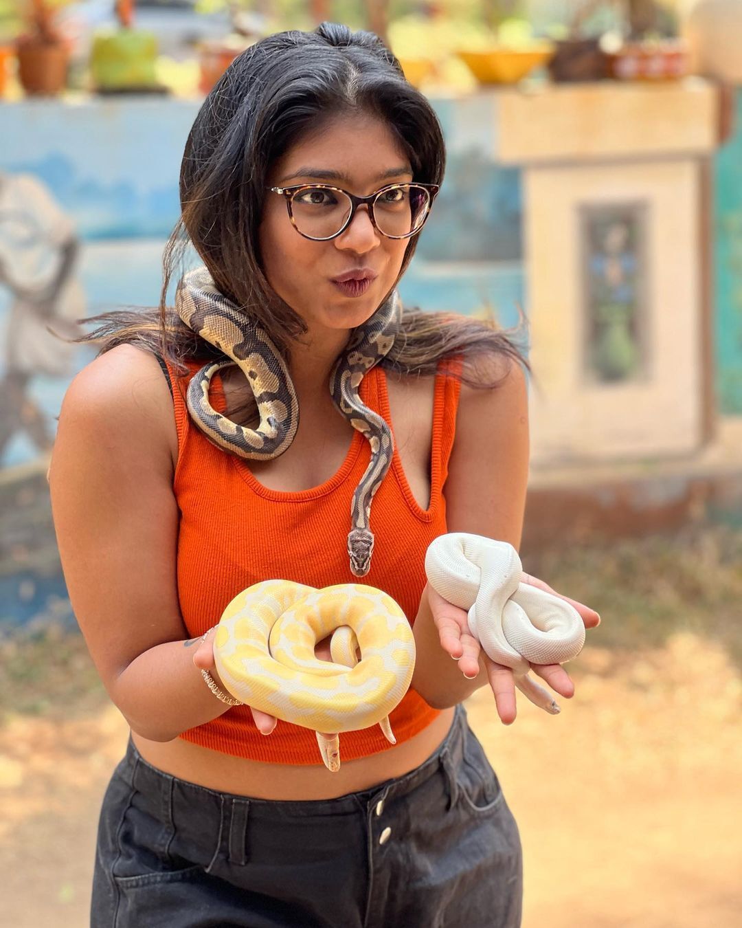 PHOTOS: ப்பா.. கையில ரெண்டு.. கழுத்துல ஒண்ணு.. ரொம்ப தில்லான பொண்ணு ...