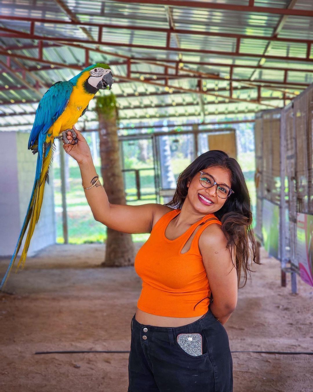 PHOTOS: ப்பா.. கையில ரெண்டு.. கழுத்துல ஒண்ணு.. ரொம்ப தில்லான பொண்ணு ...