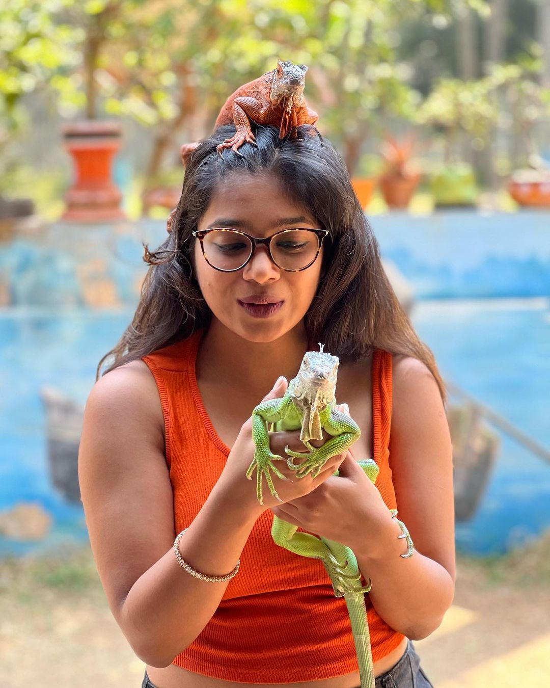 PHOTOS: ப்பா.. கையில ரெண்டு.. கழுத்துல ஒண்ணு.. ரொம்ப தில்லான பொண்ணு ...