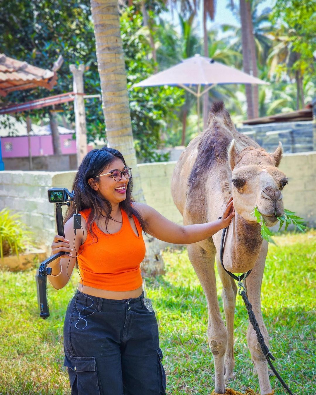 PHOTOS: ப்பா.. கையில ரெண்டு.. கழுத்துல ஒண்ணு.. ரொம்ப தில்லான பொண்ணு ...