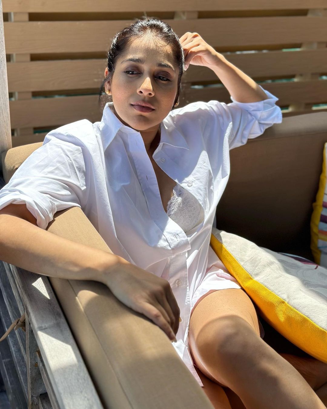 పొట్టి బట్టలతో లెగ్స్ అందాలు చూపిస్తున్న రష్మి.. లేటెస్ట్ గ్లామరస్ ...