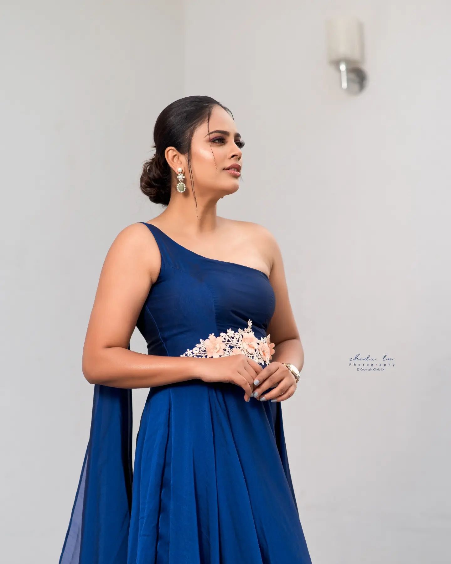 மல்லாக்க படுத்துக்கொண்டு விட்டத்தை பார்த்த நந்திதா ஸ்வேதா.. ஜொள்சில் ...