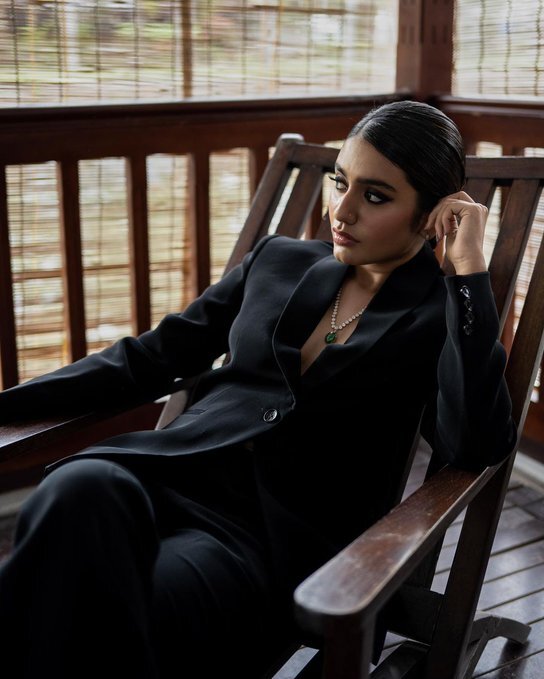 படுத்தபடி அசால்ட் போஸ்.. முன்னழகை மறைக்காத பிரியா வாரியர்! | Actress ...