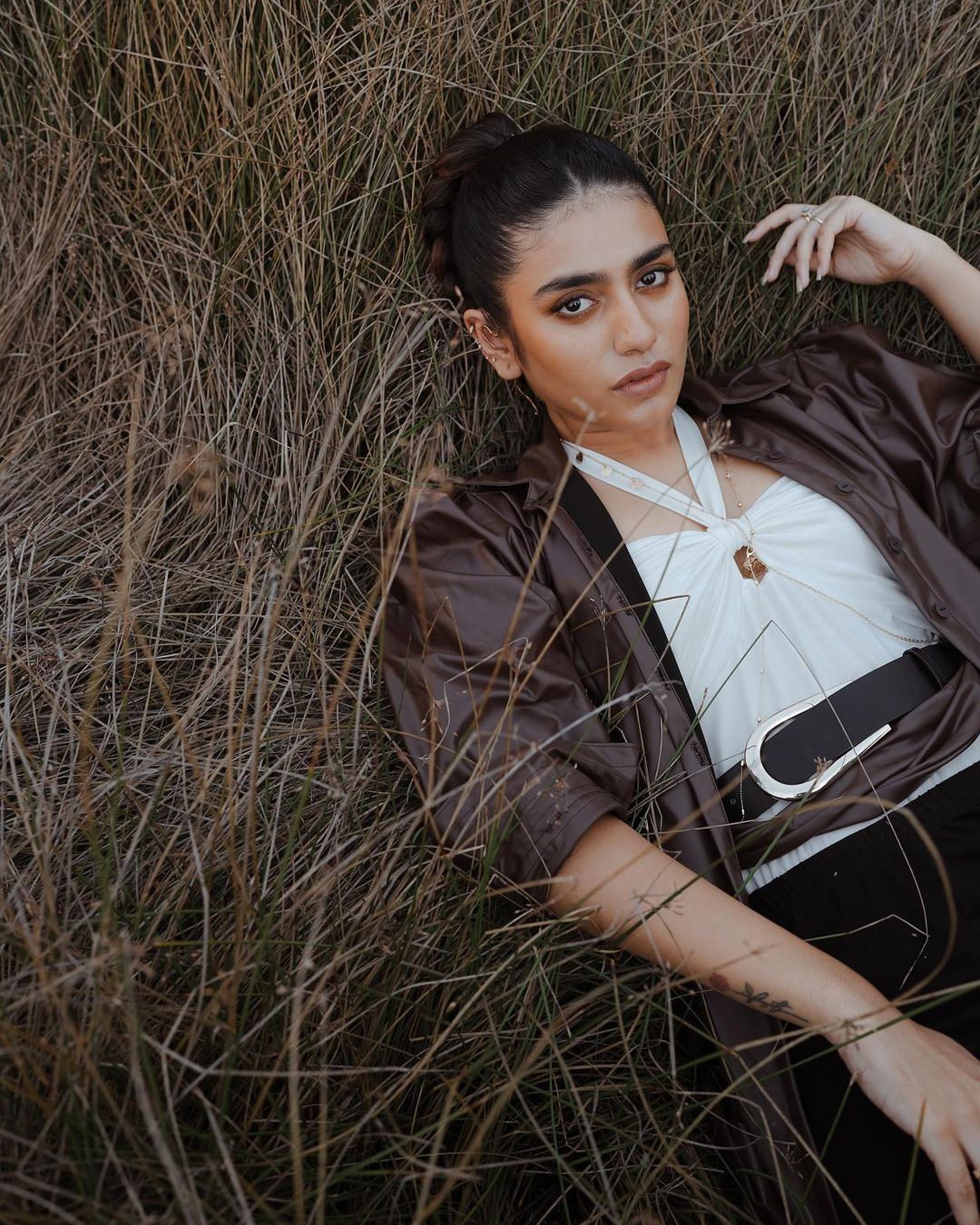 படுத்தபடி அசால்ட் போஸ்.. முன்னழகை மறைக்காத பிரியா வாரியர்! | Actress ...