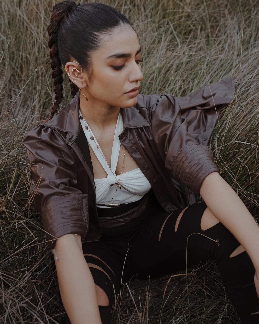 படுத்தபடி அசால்ட் போஸ்.. முன்னழகை மறைக்காத பிரியா வாரியர்! | Actress ...