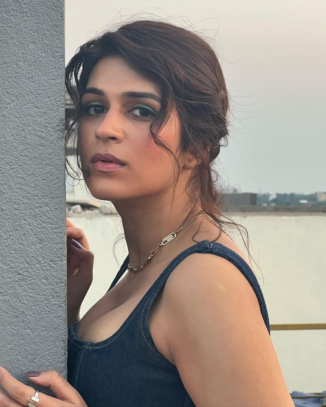 Shraddha Das: ఎగిసిపడుతున్న అందాలతో శ్రద్దా రచ్చ.. అలా చూపిస్తే ...