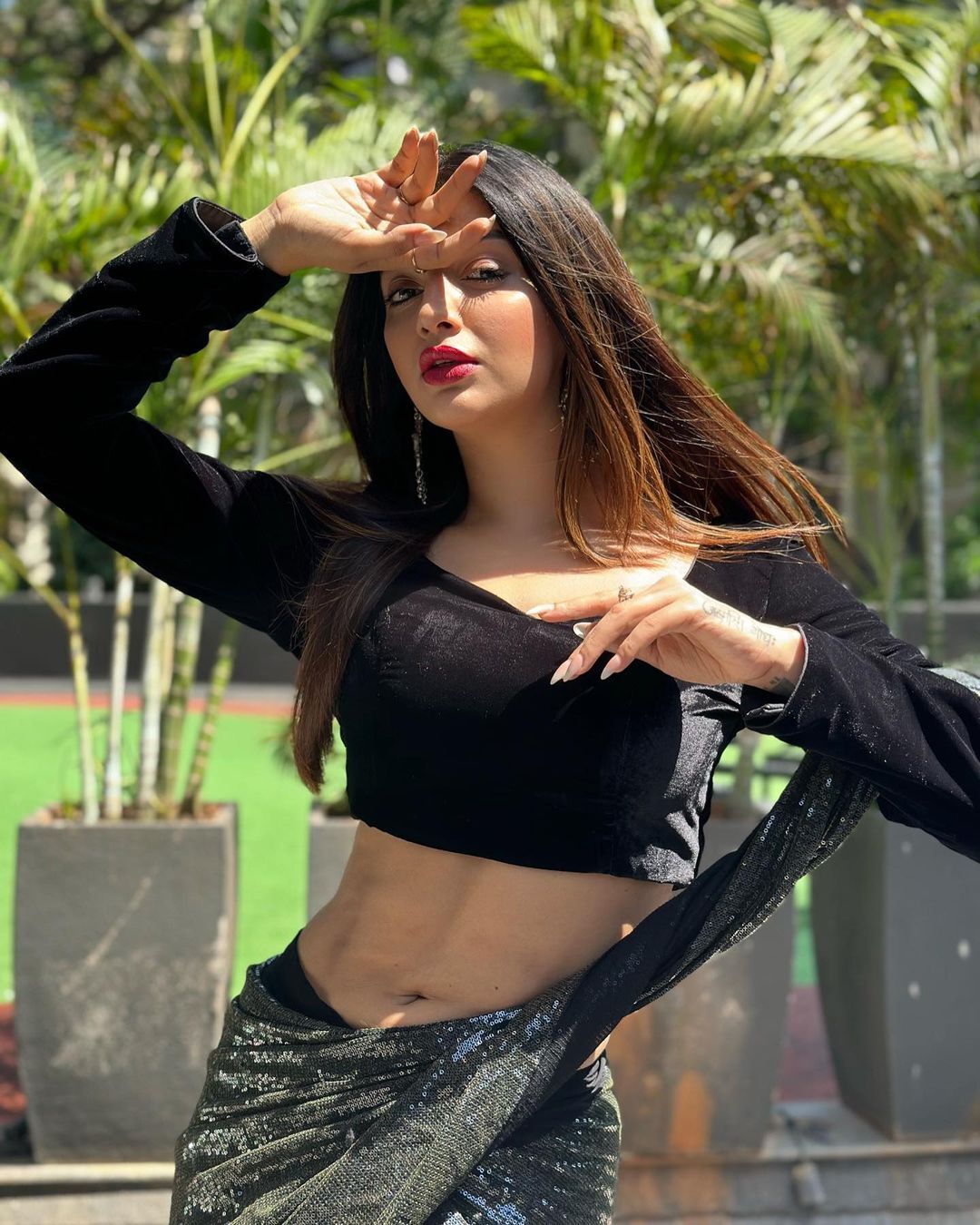 Akanksha Puri మత్తెక్కించే అందాలతో ఆకాంక్ష పూరి.. ఎద సోయగాలతో విందు | Akanksha Puri Cleavage ...