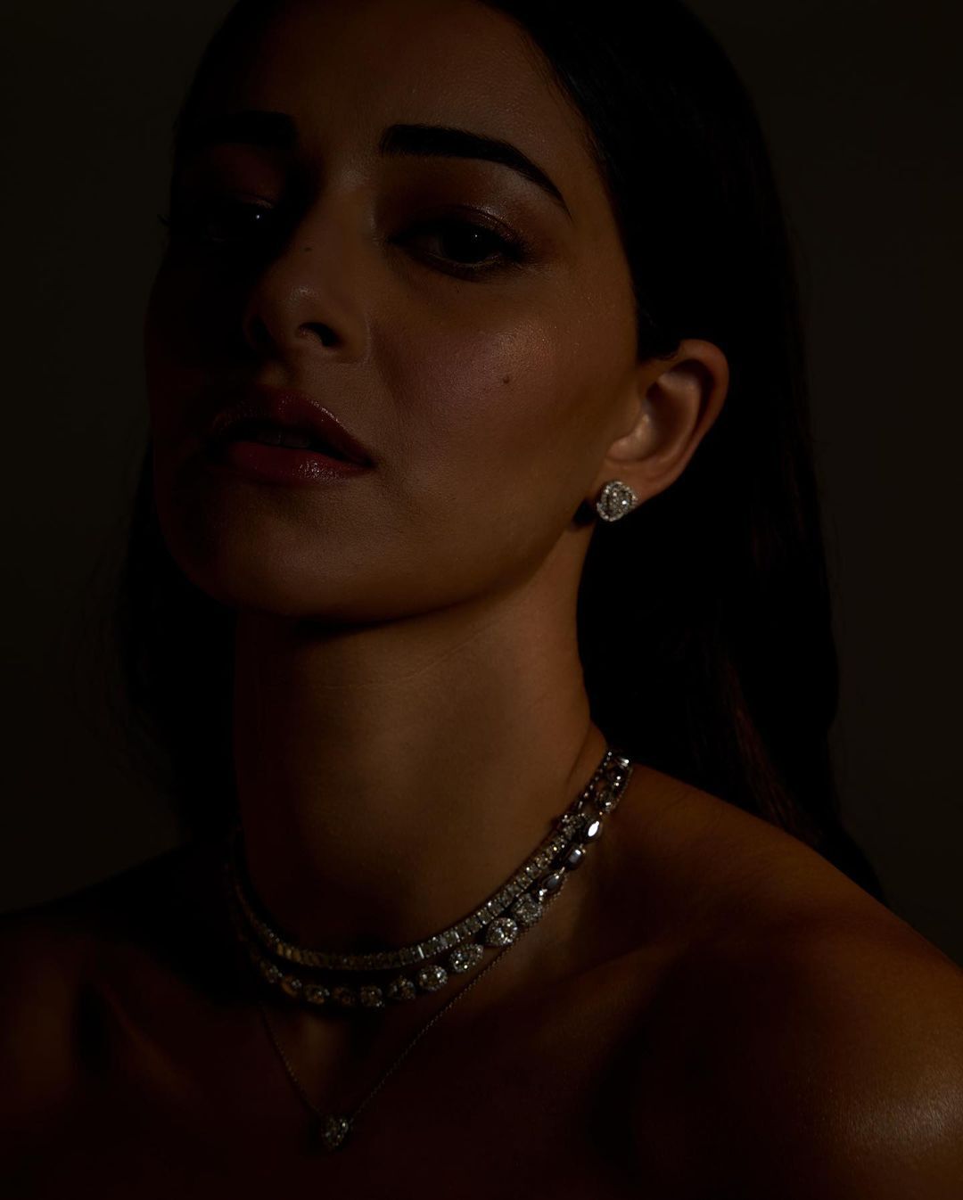 Ananya Panday: ఉప్పొంగే ఎద అందాలతో అనన్య హాట్ షో.. చీకటి గదిలో అవే ...