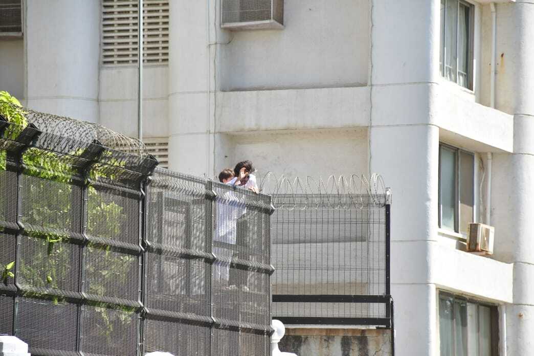 Eid 2023: Shah Rukh Khan greets fans outside Mannat, wishes them, Eid ...