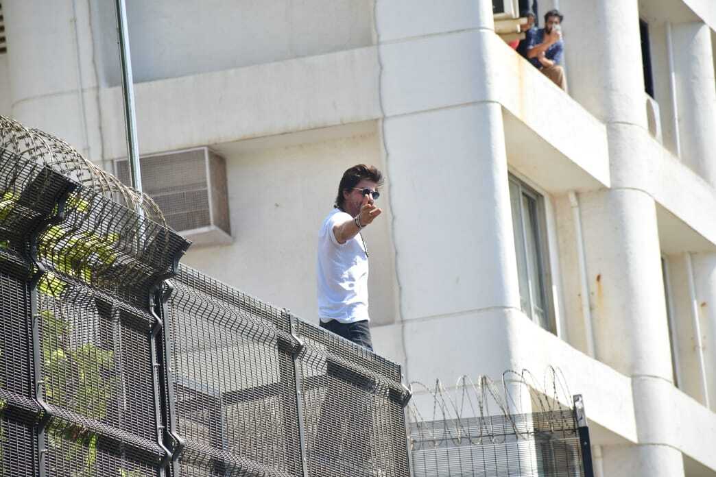 Eid 2023: Shah Rukh Khan greets fans outside Mannat, wishes them, Eid ...
