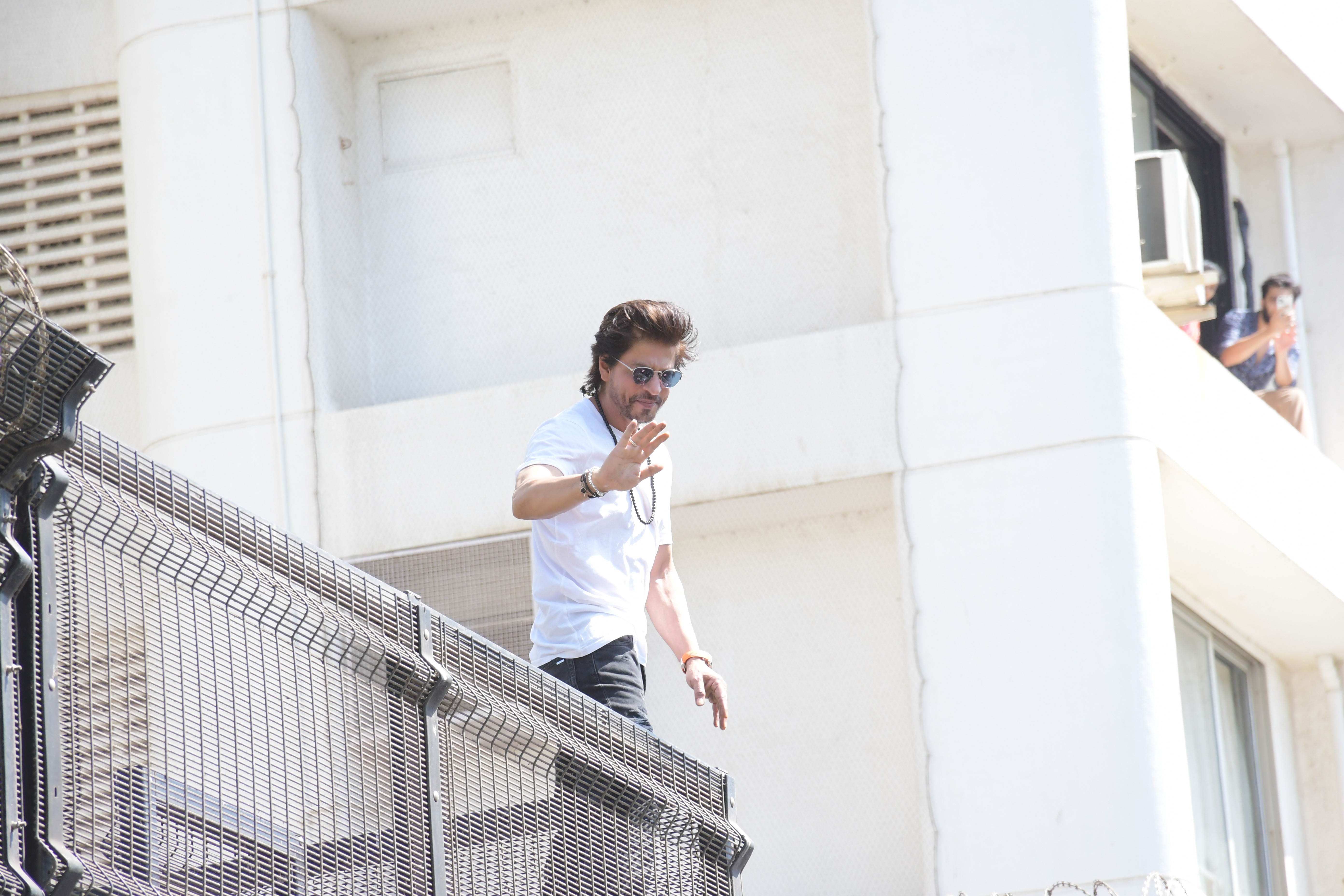 Eid 2023: Shah Rukh Khan greets fans outside Mannat, wishes them, Eid ...