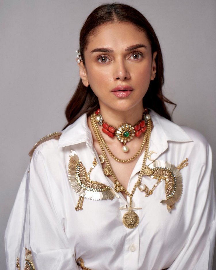 Aditi Rao Hydari: ఓ రేంజ్‌లో రెచ్చిపోయిన అదితి.. విచిత్రమైన ...
