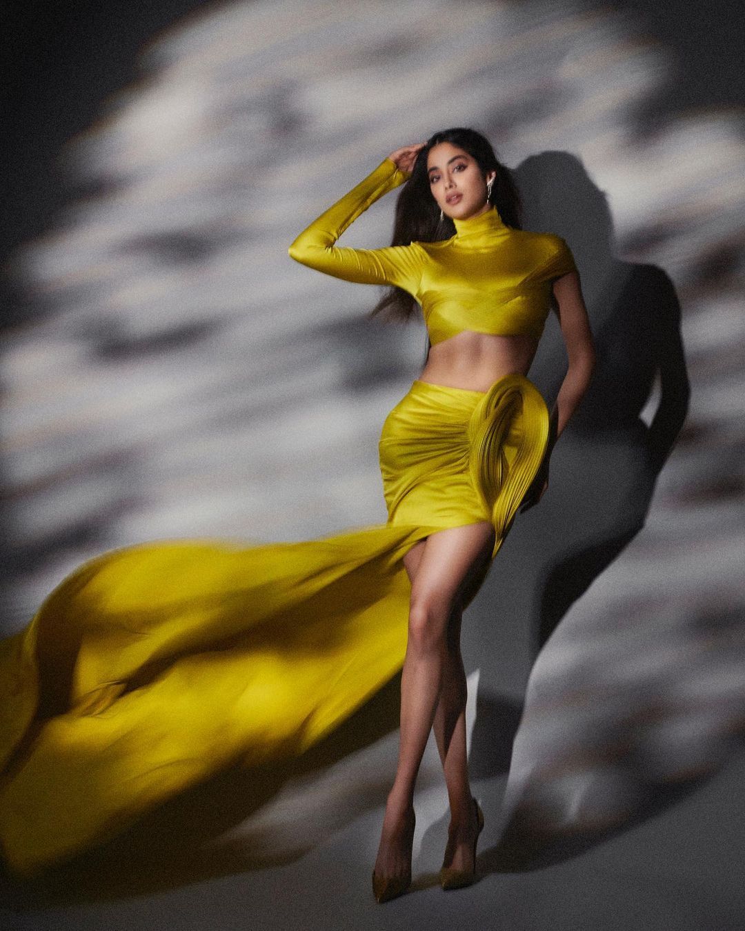 Janhvi Kapoor: వివిధ భంగిమల్లో జాన్వీ కపూర్ అందాల ప్రదర్శన.. ఆ ...