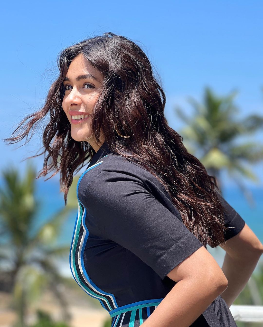 Mrunal Thakur: ఓ వైపు బికినీ మరోవైపు ట్రెడిషినల్.. మృణాల్ అందాల మాయ ...