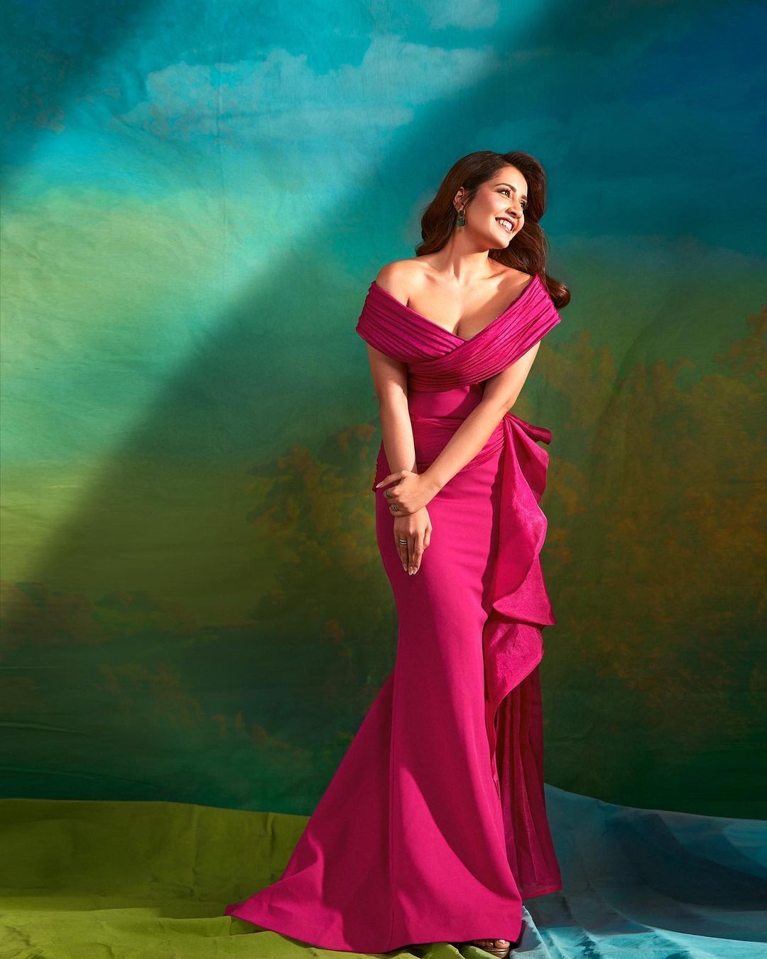 Rashi Khanna: టైట్ ఎద అందాలతో రాశీ ఖన్నా రచ్చ.. హద్దు దాటిన హాట్ షో ...