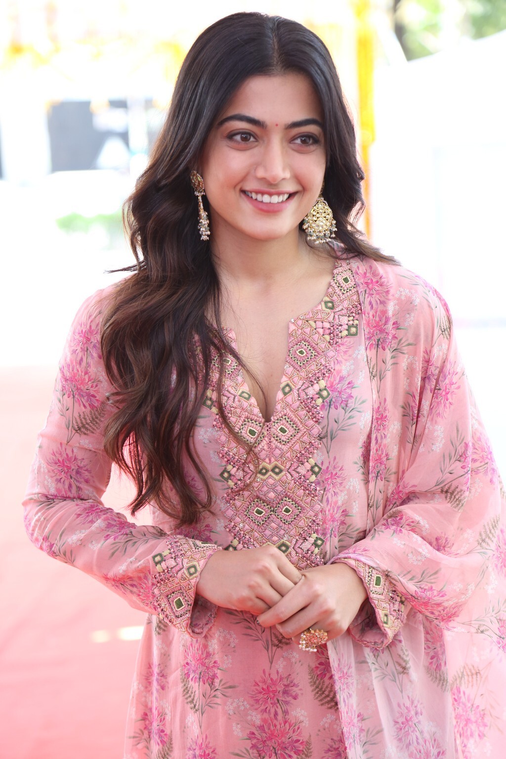 Rashmika Mandanna రష్మిక మందన్న బోల్డ్ ఫోటోలు.. గ్లామర్ ట్రీట్‌తో ...