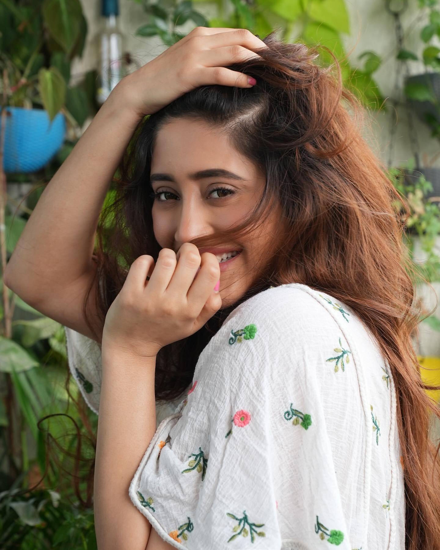 Shivangi Joshi: ये रिश्ता की नायरा ने धड़काया फैन्स का दिल, लम्बे बालों ...