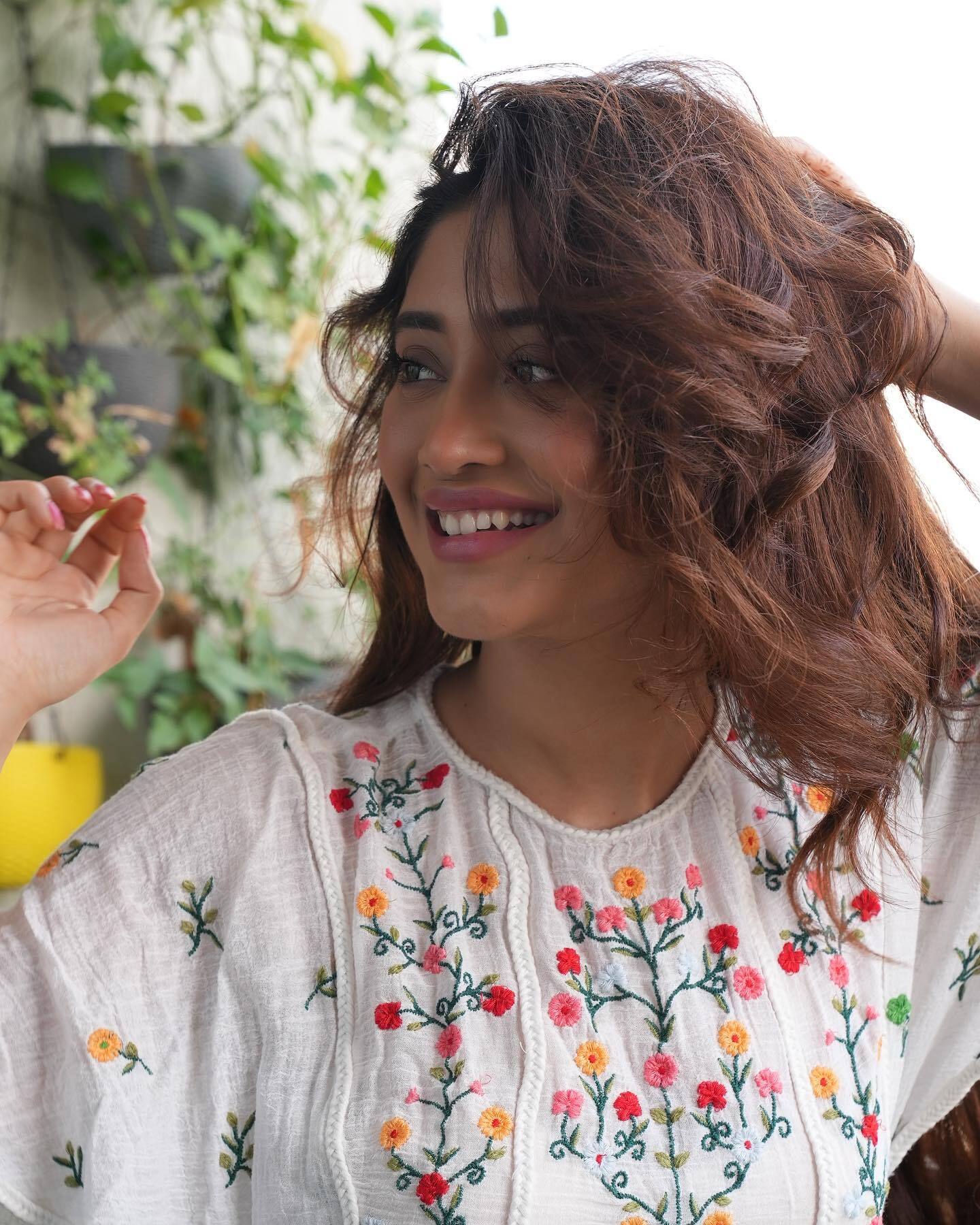 Shivangi Joshi: ये रिश्ता की नायरा ने धड़काया फैन्स का दिल, लम्बे बालों ...