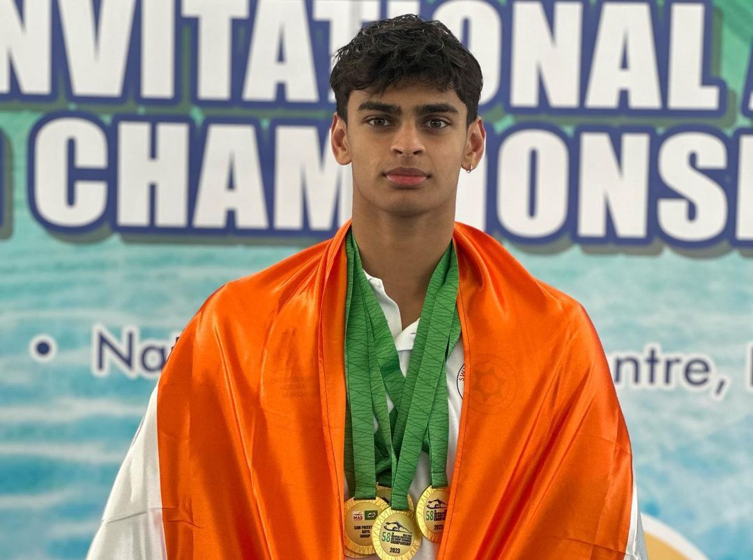 PHOTOS: அண்டர்வாட்டரில் 5 தங்கப் பதக்கங்களுடன்.. உள்ளாடையுடன் படு மாஸாக ...