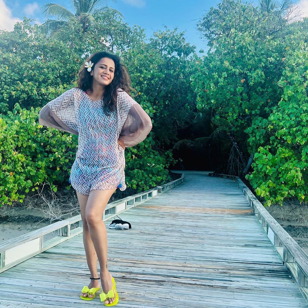 PHOTOS : குட்டி டவுசர்.. காதுல பூ.. ஓவர் கவர்ச்சி காட்டும் விஜே அஞ்சனா ...