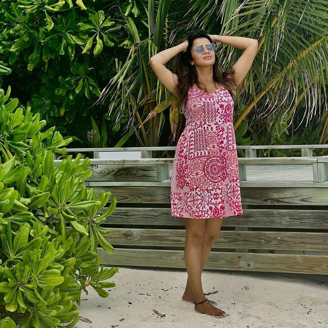 PHOTOS : குட்டி டவுசர்.. காதுல பூ.. ஓவர் கவர்ச்சி காட்டும் விஜே அஞ்சனா ...