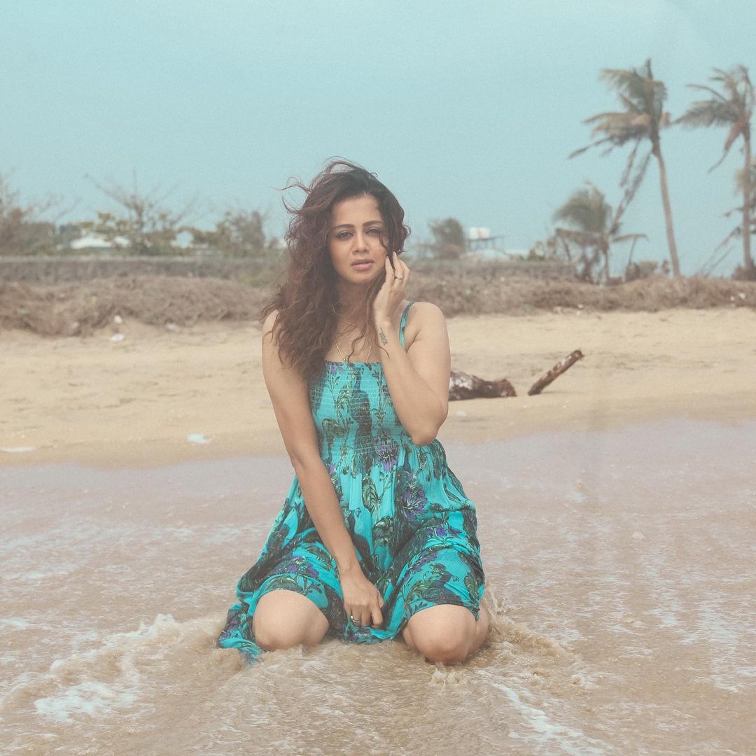 PHOTOS : குட்டி டவுசர்.. காதுல பூ.. ஓவர் கவர்ச்சி காட்டும் விஜே அஞ்சனா ...