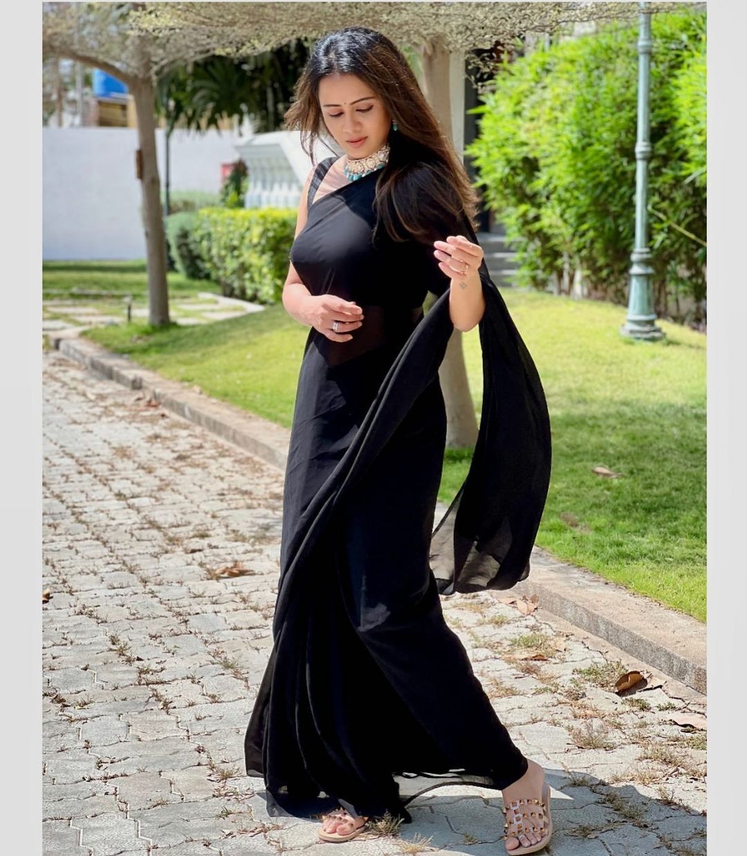 PHOTOS : குட்டி டவுசர்.. காதுல பூ.. ஓவர் கவர்ச்சி காட்டும் விஜே அஞ்சனா ...