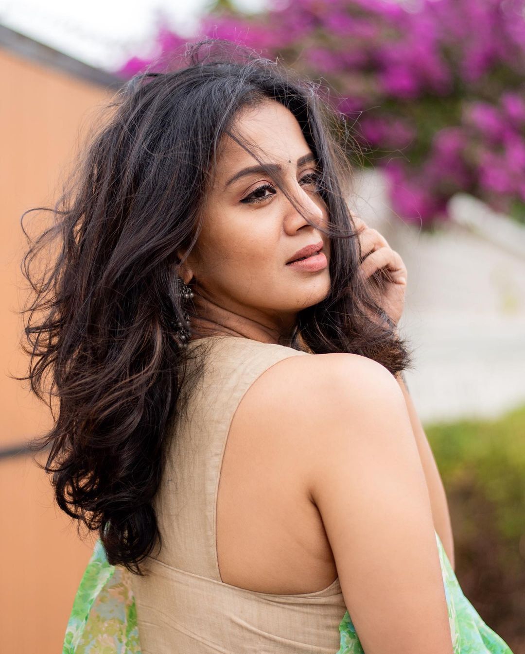 PHOTOS : குட்டி டவுசர்.. காதுல பூ.. ஓவர் கவர்ச்சி காட்டும் விஜே அஞ்சனா ...