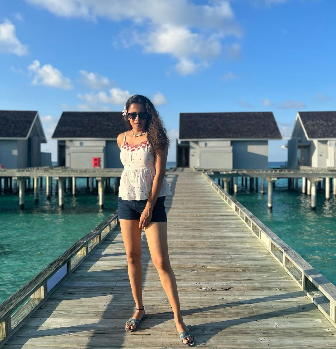 PHOTOS : குட்டி டவுசர்.. காதுல பூ.. ஓவர் கவர்ச்சி காட்டும் விஜே அஞ்சனா ...