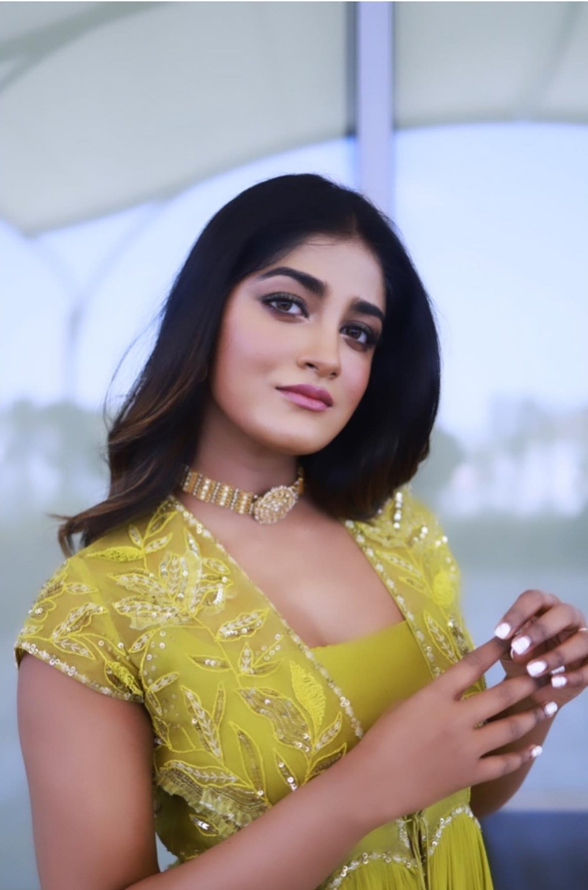 Dimple Hayathi: బెజవాడ బ్యూటీ స్కిన్ షో.. చీరను అలా జరిపి అన్నీ ...