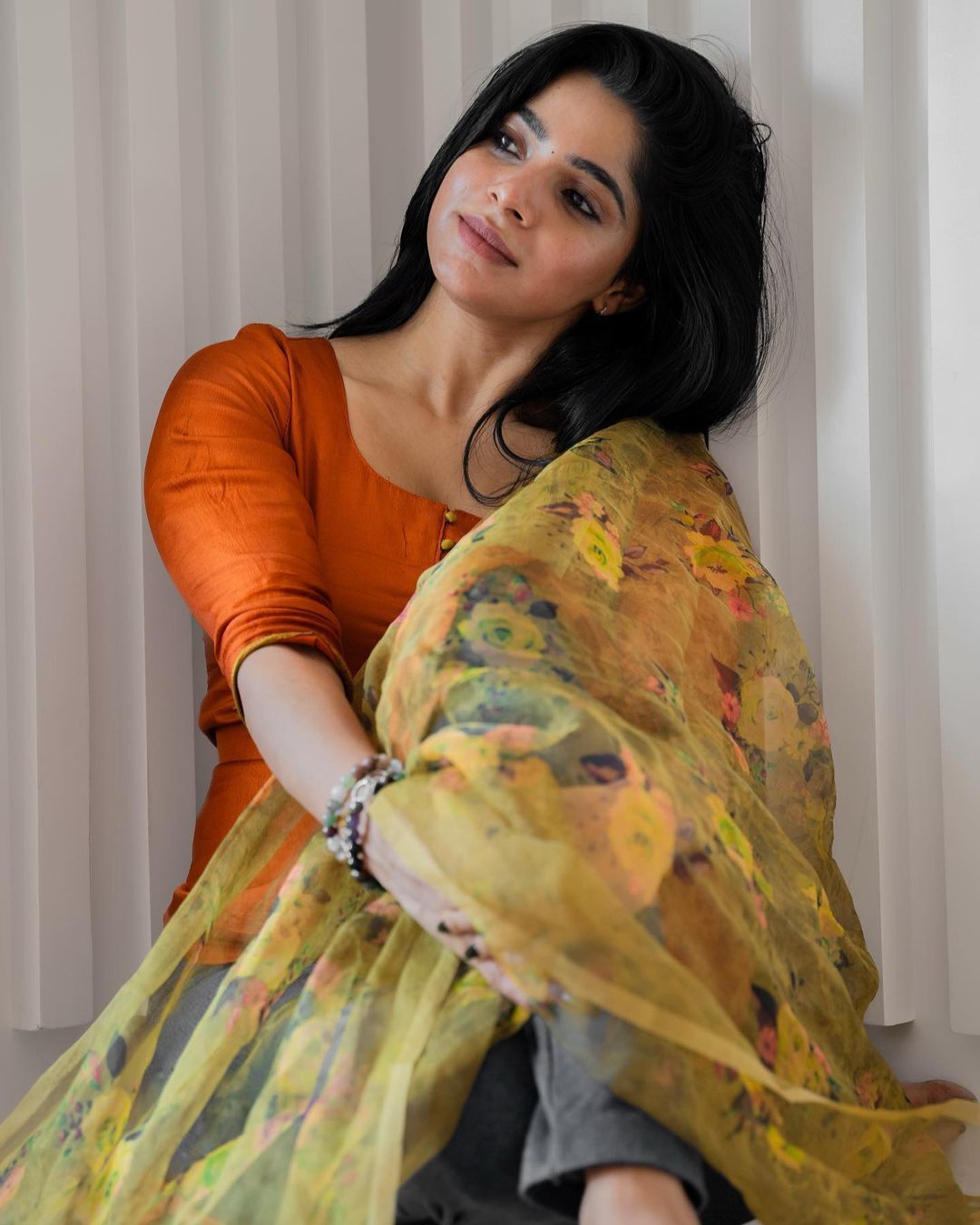 ஃபெதர் கவுனில் வளைவு நெளிவுகளை அப்பட்டமாக காட்டிய திவ்யபாரதி! | Actress ...