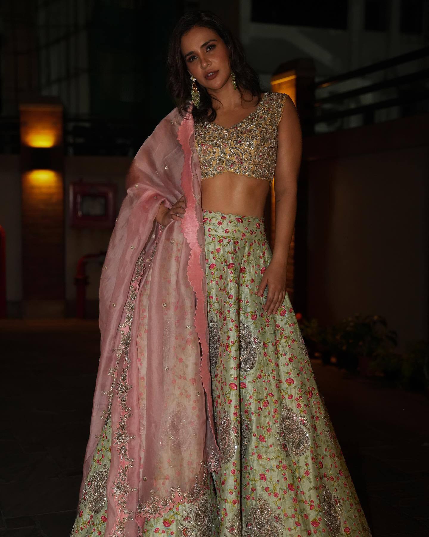 आयशा शर्मा | Aisha Sharma Bold Pictures - Filmibeat Hindi