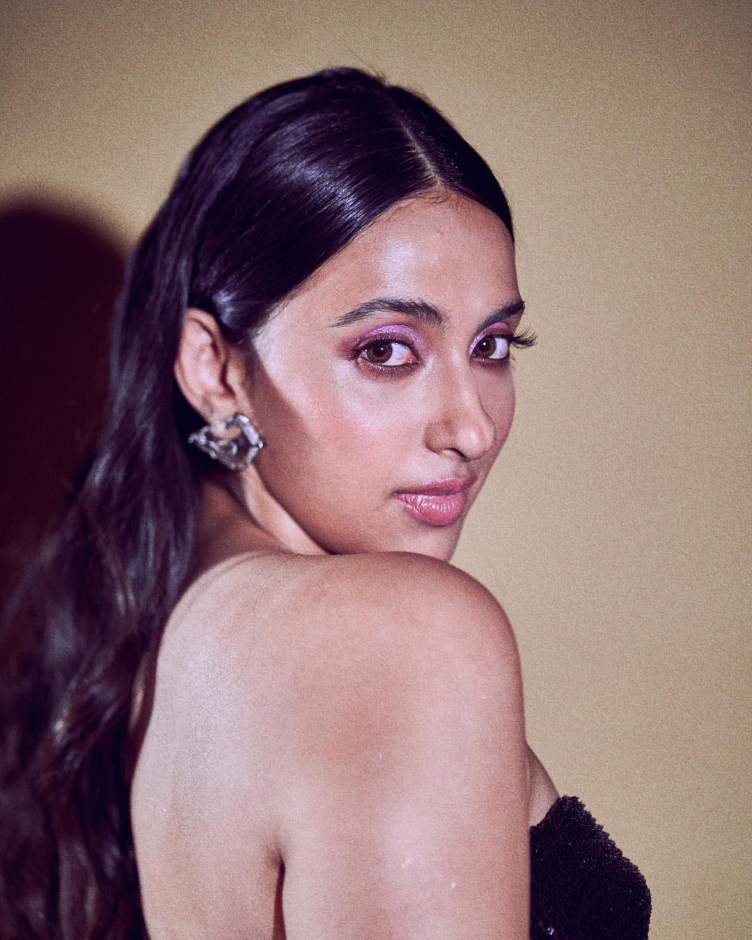 Akansha Ranjan: టైట్ ఎద సొంపులతో ఆకాంక్ష.. హీట్ పెంచుతున్న పిక్స్ వైరల్ | Akansha Ranjan Kapoor ...