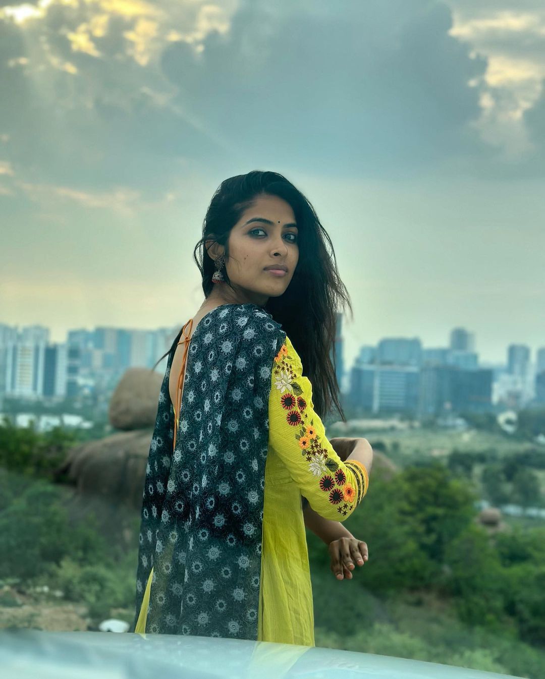 Divi Vadthya: లోతైన ఎద అందాలతో దివి హాట్ షో.. ఊహించని విధంగా చూపిస్తూ ...