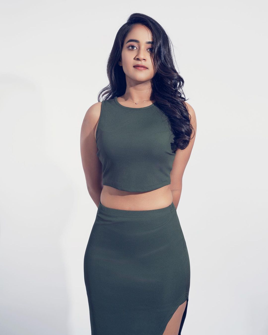 Deepthi Sunaina: పొట్టి డ్రెస్సులో దీప్తి సునైనా గ్లామర్ షో.. డిఫరెంట్ పోజుల్లో అలా చూపిస్తూ ...