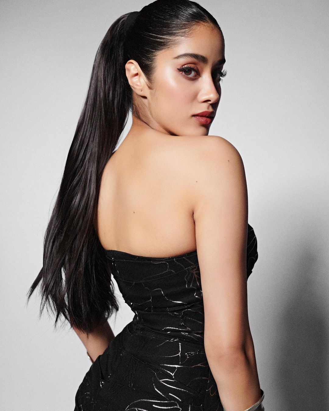 Janhvi Kapoor: సాగరకన్యలా జాన్వీ కపూర్.. ఎద, నాభి అందాలతో ఘాటు సెల్ఫీలు ...