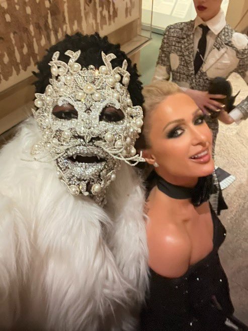 Lil Nas X showed up in metallic body paint, intricate jewels & a silver ...