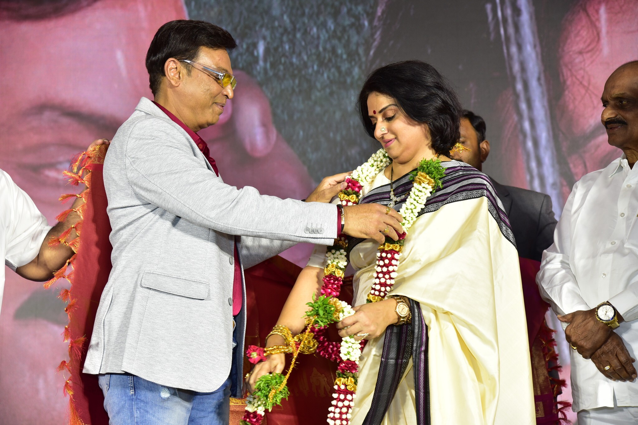 Malli Pelli ముద్దులు, కౌగిలింతలతో చెలరేగిన పవిత్ర లోకేష్ నరేష్ ...