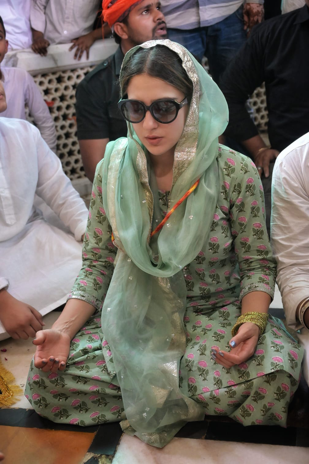 Sara Ali Khan Visits Ajmer Sharif Dargah, seeks blessings for her ...