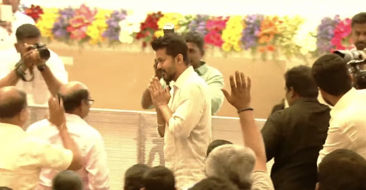 PHOTOS: ப்பா... என்னவொரு கெத்து.. மாணவர்களுடன் மாஸ் காட்டிய விஜய்! | Actor Vijay Honors Students ...