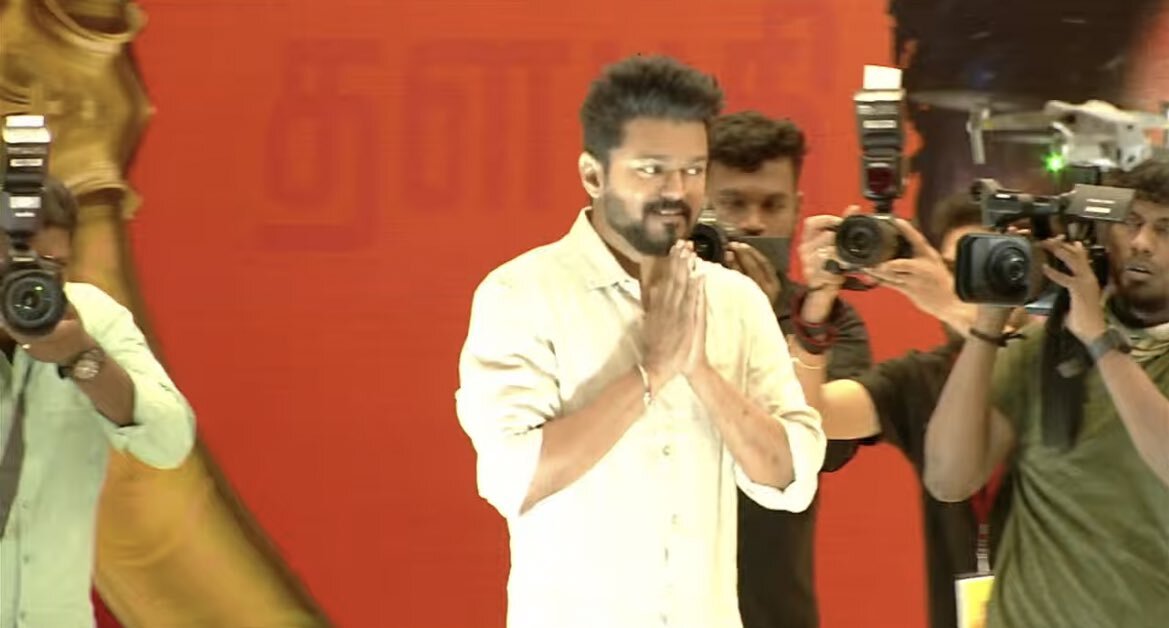 PHOTOS: ப்பா... என்னவொரு கெத்து.. மாணவர்களுடன் மாஸ் காட்டிய விஜய்! | Actor Vijay Honors Students ...