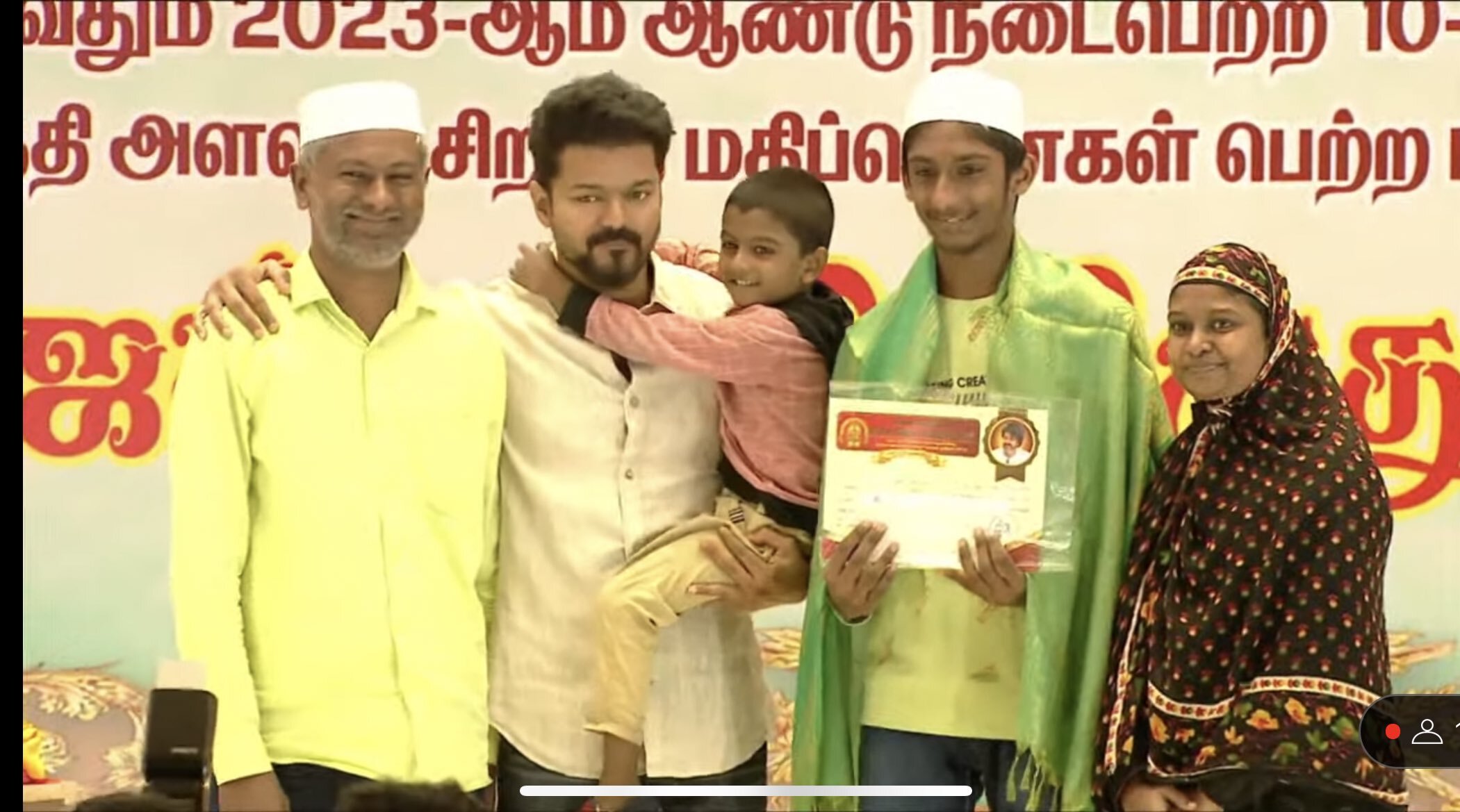 PHOTOS: ப்பா... என்னவொரு கெத்து.. மாணவர்களுடன் மாஸ் காட்டிய விஜய்! | Actor Vijay Honors Students ...