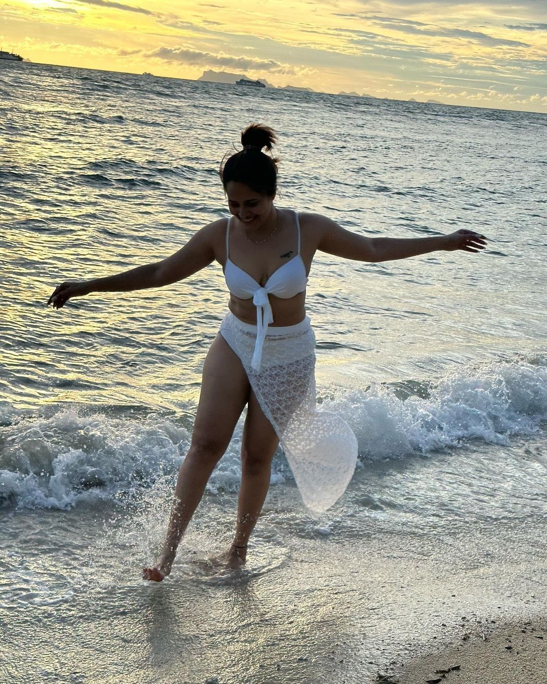 Anasuya Bharadwaj stuns the internet with her bikini-clad pictures, shares pictures from her ...
